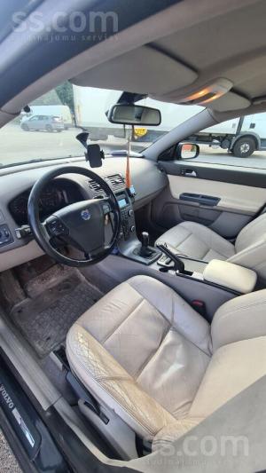 Black Volvo S40 2007 in Riga, with an engine capacity of 1.60 L and mileage of 287 thousand km for 2500 €, photo 7 on AUTOMOTO.COM.LV
