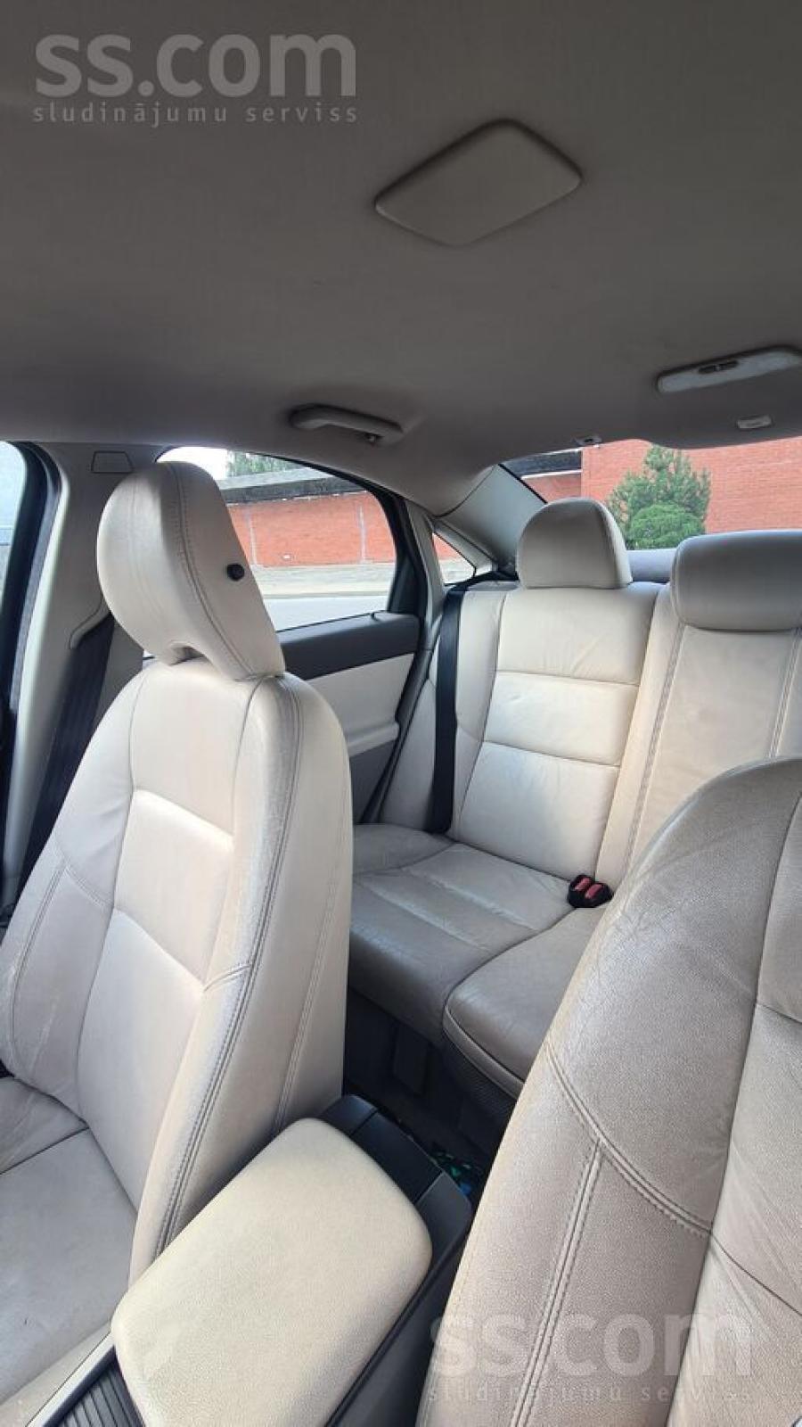 Black Volvo S40 2007 in Riga, with an engine capacity of 1.60 L and mileage of 287 thousand km for 2500 €, photo 8 on AUTOMOTO.COM.LV