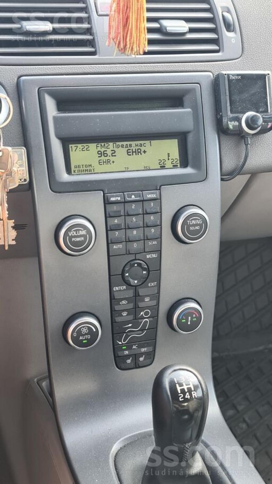 Black Volvo S40 2007 in Riga, with an engine capacity of 1.60 L and mileage of 287 thousand km for 2500 €, photo 9 on AUTOMOTO.COM.LV