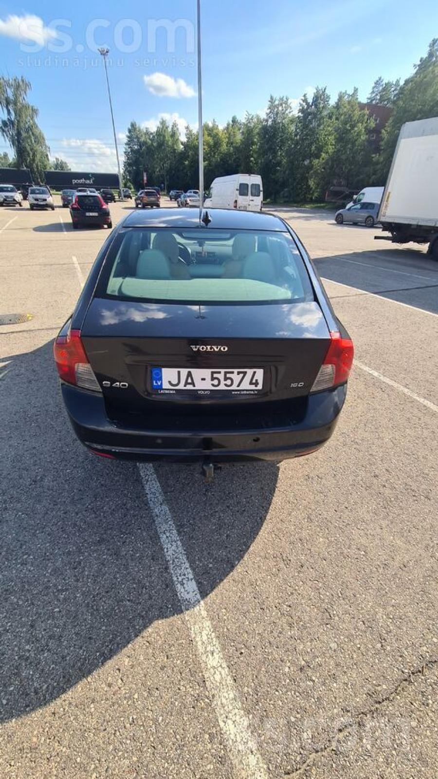 Black Volvo S40 2007 in Riga, with an engine capacity of 1.60 L and mileage of 287 thousand km for 2500 €, photo 12 on AUTOMOTO.COM.LV