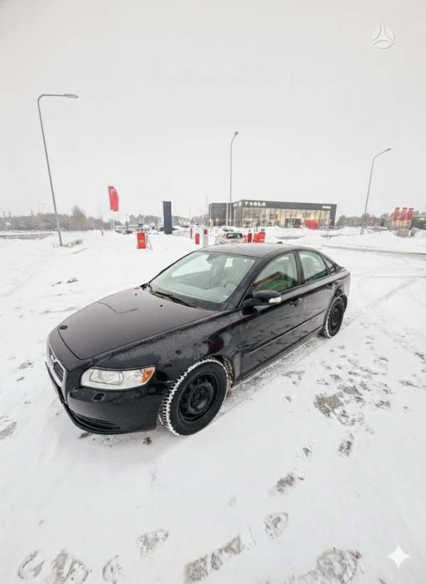 Melns Volvo S40 2008 Viļņa, ar dzinēja tilpumu 1.80 L un nobraukumu 213 tūkst. km par 2200 €, foto 1 vietnē AUTOMOTO.COM.LV