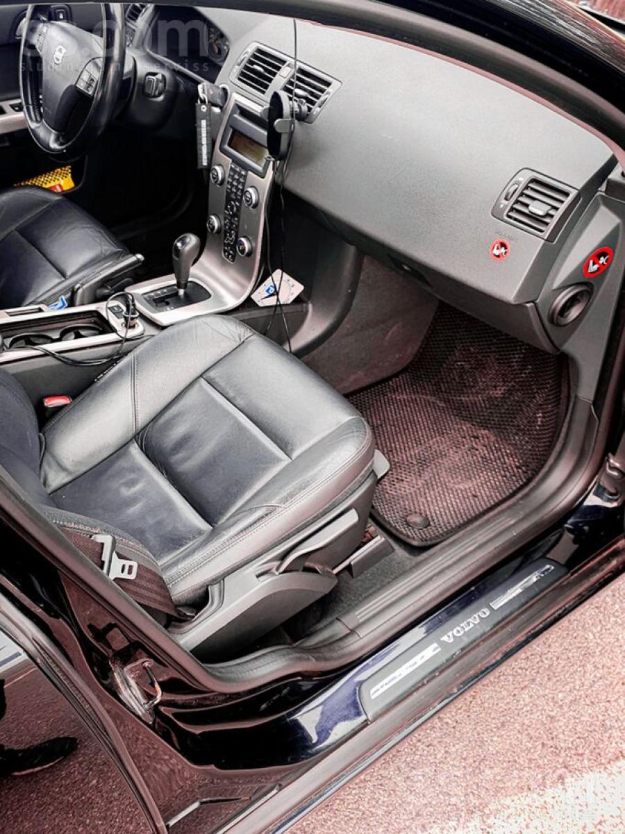 Black Volvo S40 2008 in Riga, with an engine capacity of 2.00 L and mileage of 249 thousand km for 3500 €, photo 8 on AUTOMOTO.COM.LV