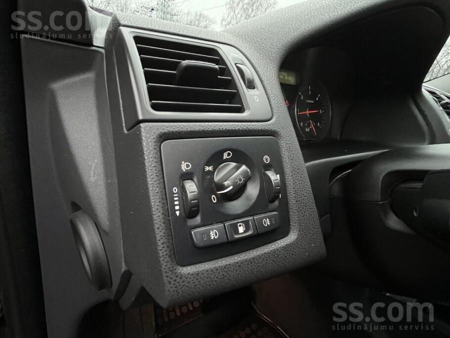Black Volvo S40 2008 in Riga, with an engine capacity of 2.00 L and mileage of 0 thousand km for 3990 €, photo 13 on AUTOMOTO.COM.LV