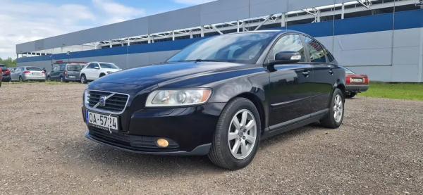 Black Volvo S40 2008 in Daugavpils, with an engine capacity of 1.60 L and mileage of 284 thousand km for 3500 €, photo 1 on AUTOMOTO.COM.LV