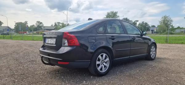 Black Volvo S40 2008 in Daugavpils, with an engine capacity of 1.60 L and mileage of 284 thousand km for 3500 €, photo 5 on AUTOMOTO.COM.LV