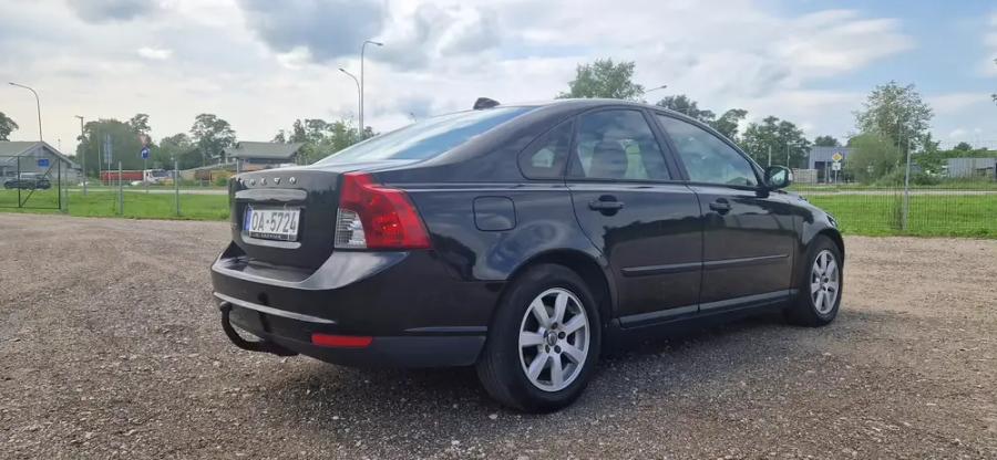 Black Volvo S40 2008 in Daugavpils, with an engine capacity of 1.60 L and mileage of 284 thousand km for 3500 €, photo 6 on AUTOMOTO.COM.LV