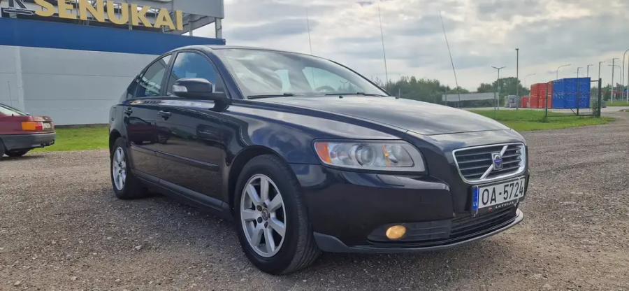 Black Volvo S40 2008 in Daugavpils, with an engine capacity of 1.60 L and mileage of 284 thousand km for 3500 €, photo 8 on AUTOMOTO.COM.LV