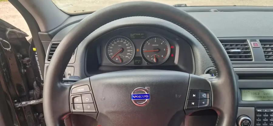 Black Volvo S40 2008 in Daugavpils, with an engine capacity of 1.60 L and mileage of 284 thousand km for 3500 €, photo 13 on AUTOMOTO.COM.LV