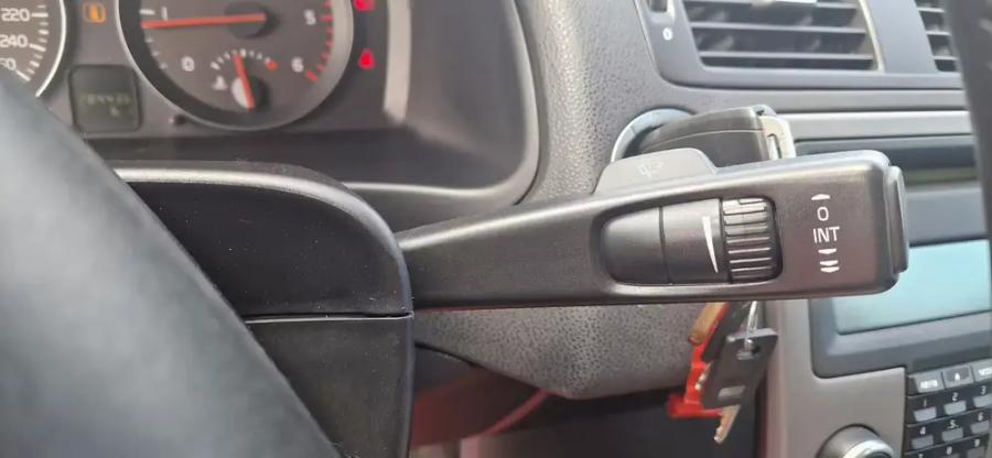 Black Volvo S40 2008 in Daugavpils, with an engine capacity of 1.60 L and mileage of 284 thousand km for 3500 €, photo 15 on AUTOMOTO.COM.LV