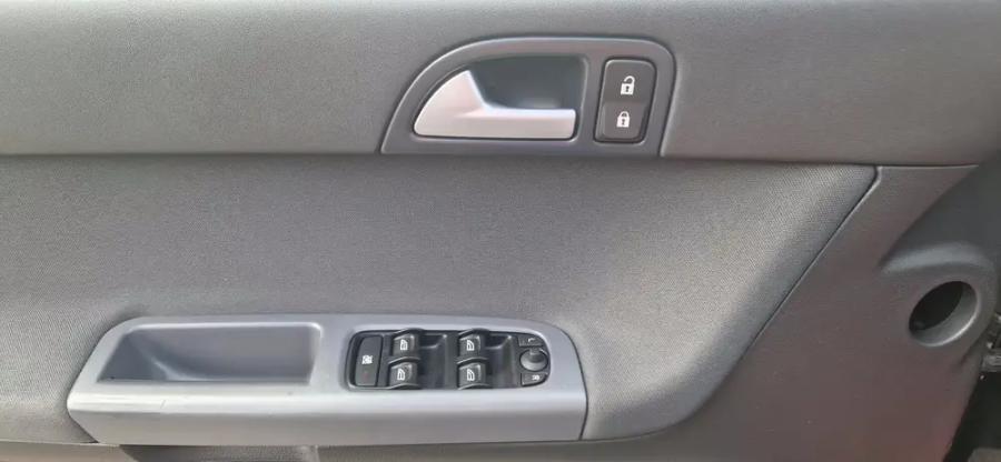 Black Volvo S40 2008 in Daugavpils, with an engine capacity of 1.60 L and mileage of 284 thousand km for 3500 €, photo 17 on AUTOMOTO.COM.LV