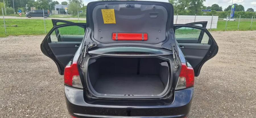Black Volvo S40 2008 in Daugavpils, with an engine capacity of 1.60 L and mileage of 284 thousand km for 3500 €, photo 23 on AUTOMOTO.COM.LV