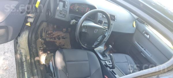 Black Volvo S40 2008 in Aizkraukle, with an engine capacity of 2.00 L and mileage of 382 thousand km for 1450 €, photo 4 on AUTOMOTO.COM.LV