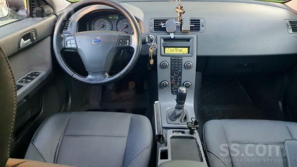 Black Volvo S40 2008 in Jelgava, with an engine capacity of 2.00 L and mileage of 382 thousand km for 1650 €, photo 8 on AUTOMOTO.COM.LV