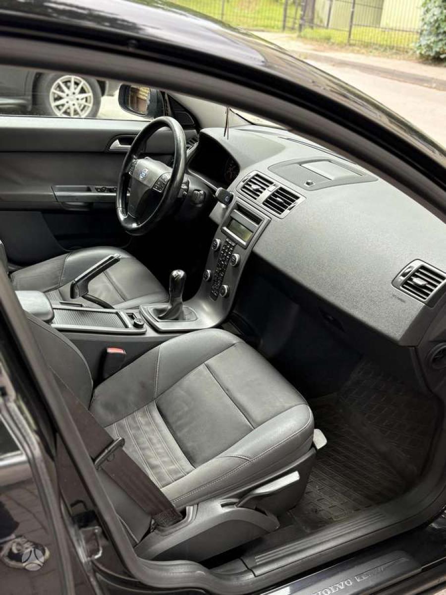 Melns Volvo S40 2008 Viļņa, ar dzinēja tilpumu 2.00 L un nobraukumu 390 tūkst. km par 1400 €, foto 13 vietnē AUTOMOTO.COM.LV