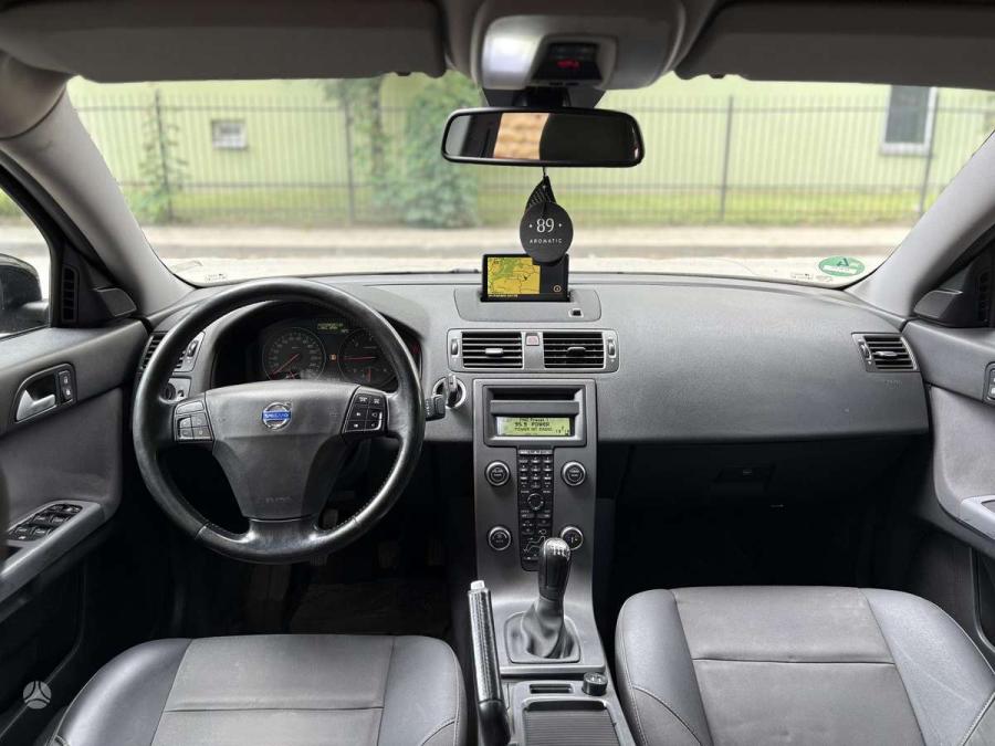 Melns Volvo S40 2008 Viļņa, ar dzinēja tilpumu 2.00 L un nobraukumu 390 tūkst. km par 1400 €, foto 16 vietnē AUTOMOTO.COM.LV