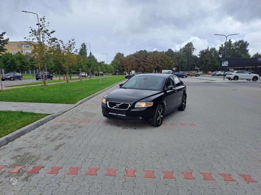Black Volvo S40 2008 in Siauliai, with an engine capacity of 1.56 L and mileage of 235 thousand km for 3300 €, photo 5 on AUTOMOTO.COM.LV
