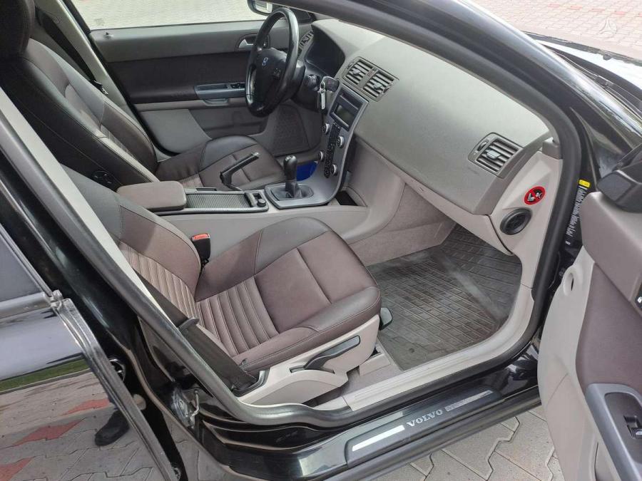 Black Volvo S40 2008 in Siauliai, with an engine capacity of 1.56 L and mileage of 235 thousand km for 3300 €, photo 12 on AUTOMOTO.COM.LV