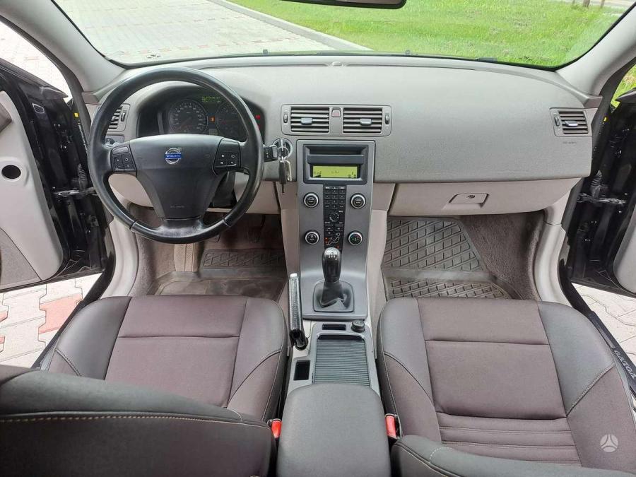 Black Volvo S40 2008 in Siauliai, with an engine capacity of 1.56 L and mileage of 235 thousand km for 3300 €, photo 13 on AUTOMOTO.COM.LV