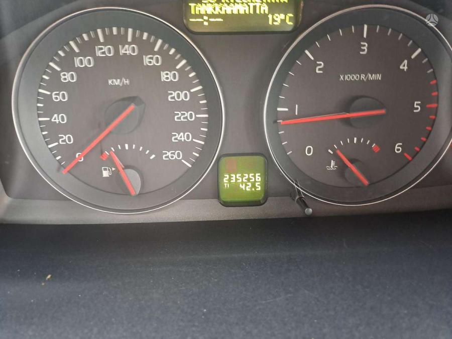 Black Volvo S40 2008 in Siauliai, with an engine capacity of 1.56 L and mileage of 235 thousand km for 3300 €, photo 18 on AUTOMOTO.COM.LV