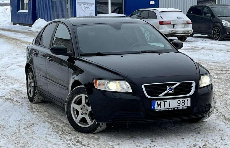 Black Volvo S40 2009 in Radviliskis, with an engine capacity of 1.56 L and mileage of 203 thousand km for 2850 €, photo 1 on AUTOMOTO.COM.LV