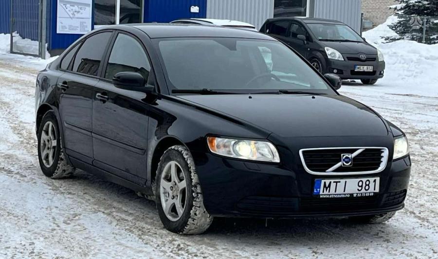 Black Volvo S40 2009 in Radviliskis, with an engine capacity of 1.56 L and mileage of 203 thousand km for 2850 €, photo 2 on AUTOMOTO.COM.LV