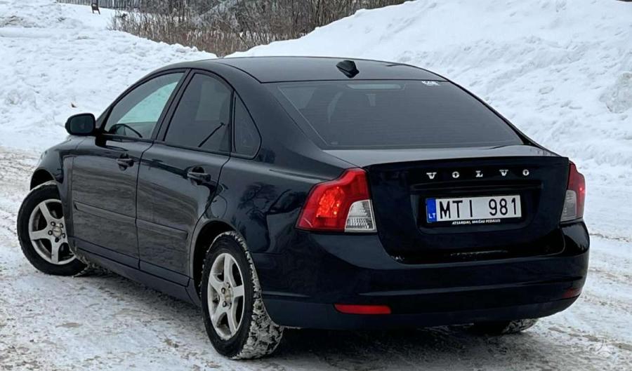 Black Volvo S40 2009 in Radviliskis, with an engine capacity of 1.56 L and mileage of 203 thousand km for 2850 €, photo 6 on AUTOMOTO.COM.LV