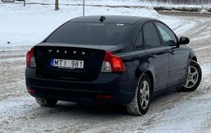 Black Volvo S40 2009 in Radviliskis, with an engine capacity of 1.56 L and mileage of 203 thousand km for 2850 €, photo 8 on AUTOMOTO.COM.LV