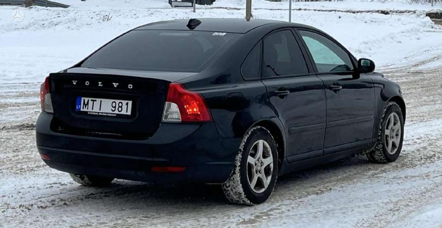 Black Volvo S40 2009 in Radviliskis, with an engine capacity of 1.56 L and mileage of 203 thousand km for 2850 €, photo 9 on AUTOMOTO.COM.LV