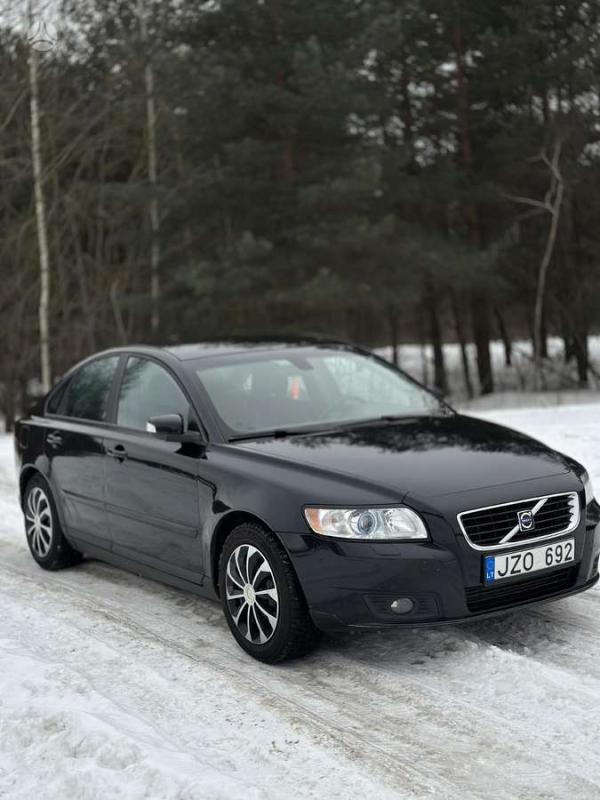 Melns Volvo S40 2009 Viļņa, ar dzinēja tilpumu 1.60 L un nobraukumu 330 tūkst. km par 2500 €, foto 1 vietnē AUTOMOTO.COM.LV