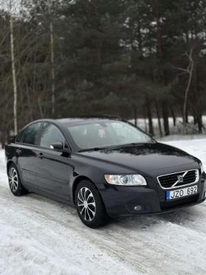 Melns Volvo S40 2009 Viļņa, ar dzinēja tilpumu 1.60 L un nobraukumu 330 tūkst. km par 2500 €, foto  vietnē AUTOMOTO.COM.LV