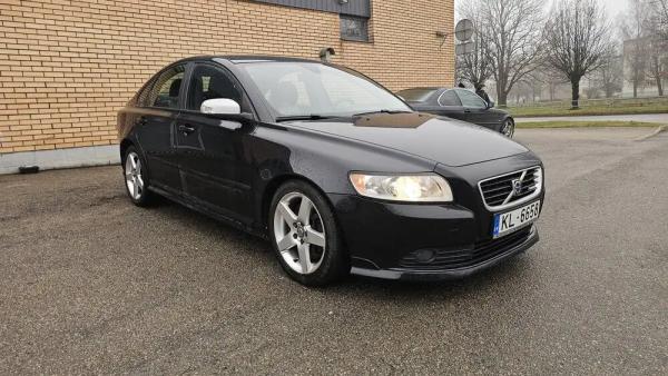 Black Volvo S40 2009 in Riga, with an engine capacity of 2.40 L and mileage of 281 thousand km for 3950 €, photo 3 on AUTOMOTO.COM.LV