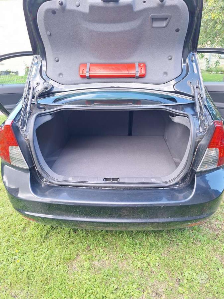Black Volvo S40 2009 in Kaunas, with an engine capacity of 1.56 L and mileage of 330 thousand km for 2200 €, photo 3 on AUTOMOTO.COM.LV