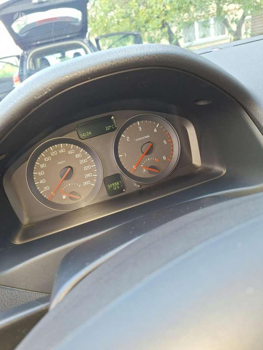 Black Volvo S40 2009 in Kaunas, with an engine capacity of 1.56 L and mileage of 330 thousand km for 2200 €, photo 7 on AUTOMOTO.COM.LV