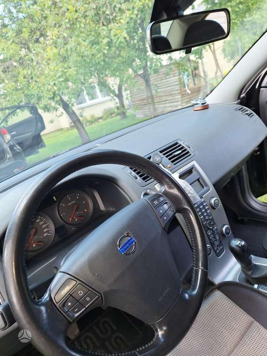 Black Volvo S40 2009 in Kaunas, with an engine capacity of 1.56 L and mileage of 330 thousand km for 2200 €, photo 8 on AUTOMOTO.COM.LV