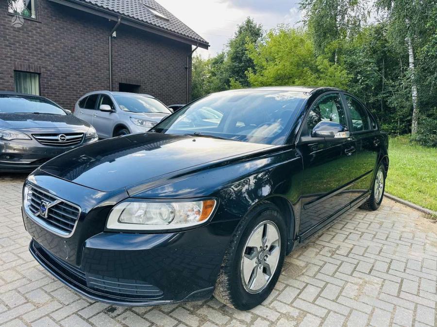Black Volvo S40 2010 in Kaunas, with an engine capacity of 1.56 L and mileage of 303 thousand km for 3250 €, photo 4 on AUTOMOTO.COM.LV
