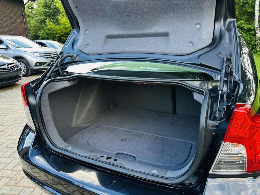 Black Volvo S40 2010 in Kaunas, with an engine capacity of 1.56 L and mileage of 303 thousand km for 3250 €, photo 8 on AUTOMOTO.COM.LV