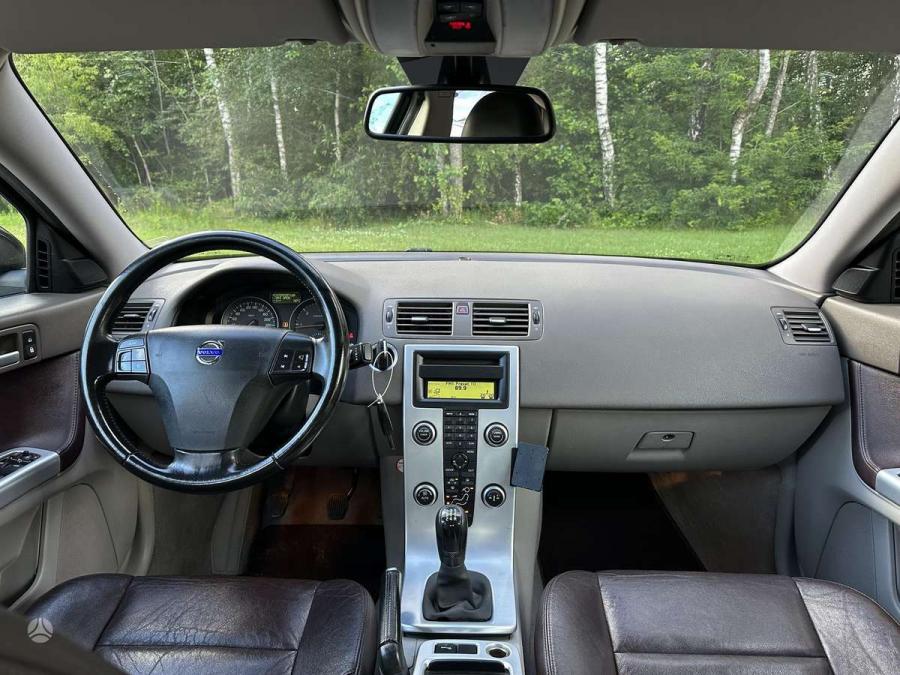 Black Volvo S40 2010 in Kaunas, with an engine capacity of 1.56 L and mileage of 303 thousand km for 3250 €, photo 16 on AUTOMOTO.COM.LV