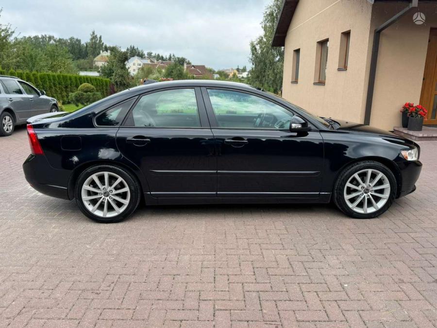 Black Volvo S40 2010 in Utena, with an engine capacity of 1.56 L and mileage of 209 thousand km for 3650 €, photo 6 on AUTOMOTO.COM.LV