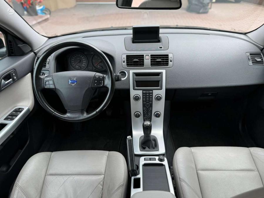 Black Volvo S40 2010 in Utena, with an engine capacity of 1.56 L and mileage of 209 thousand km for 3650 €, photo 10 on AUTOMOTO.COM.LV