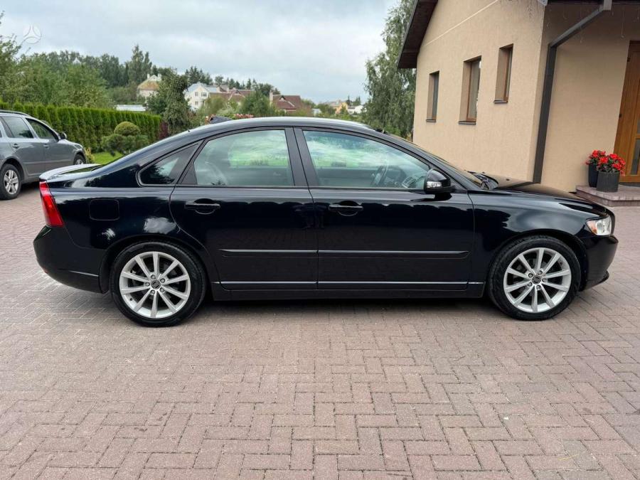 Black Volvo S40 2010 in Utena, with an engine capacity of 1.56 L and mileage of 209 thousand km for 3599 €, photo 4 on AUTOMOTO.COM.LV