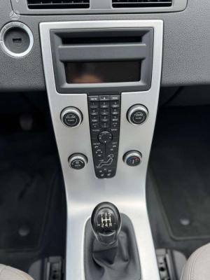 Black Volvo S40 2010 in Utena, with an engine capacity of 1.56 L and mileage of 209 thousand km for 3599 €, photo 12 on AUTOMOTO.COM.LV