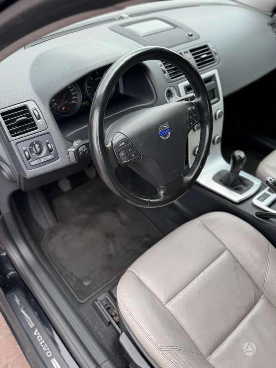 Black Volvo S40 2010 in Utena, with an engine capacity of 1.56 L and mileage of 209 thousand km for 3599 €, photo 15 on AUTOMOTO.COM.LV