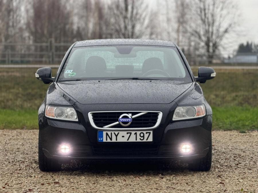 Black Volvo S40 2011 in Riga, with an engine capacity of 1.60 L and mileage of 247 thousand km for 5500 €, photo 3 on AUTOMOTO.COM.LV