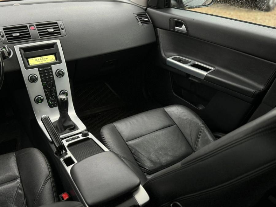 Black Volvo S40 2011 in Riga, with an engine capacity of 1.60 L and mileage of 247 thousand km for 5500 €, photo 4 on AUTOMOTO.COM.LV