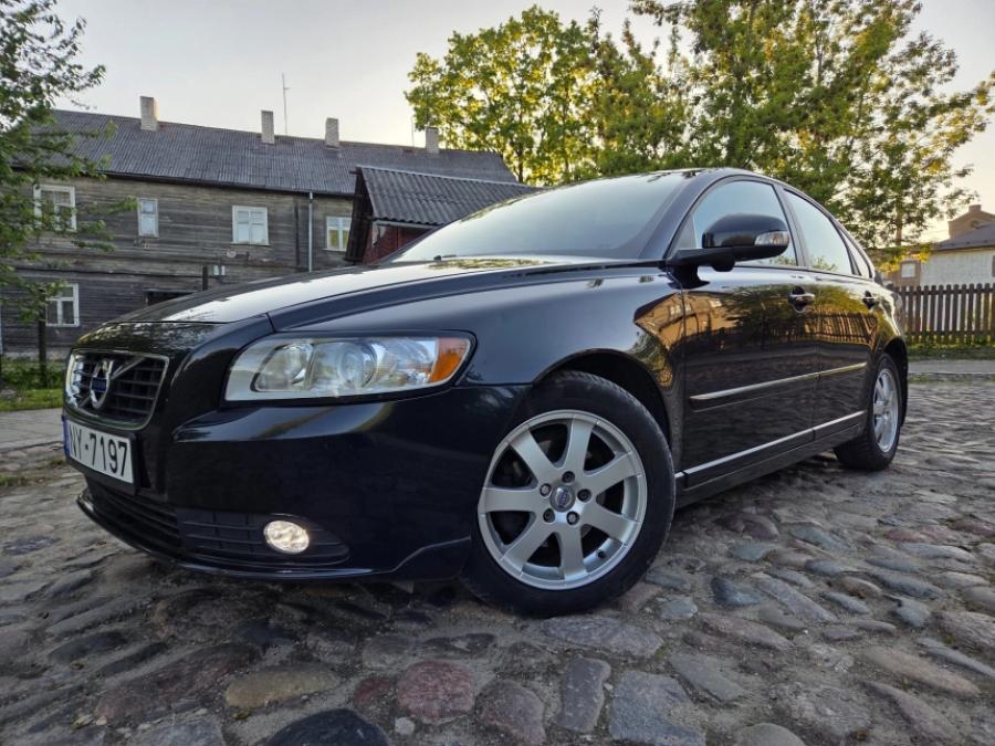 Black Volvo S40 2011 in Riga, with an engine capacity of 1.60 L and mileage of 247 thousand km for 5500 €, photo 5 on AUTOMOTO.COM.LV