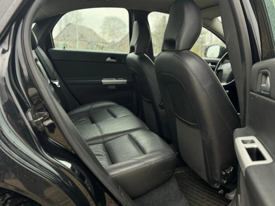 Black Volvo S40 2011 in Riga, with an engine capacity of 1.60 L and mileage of 247 thousand km for 5500 €, photo 7 on AUTOMOTO.COM.LV