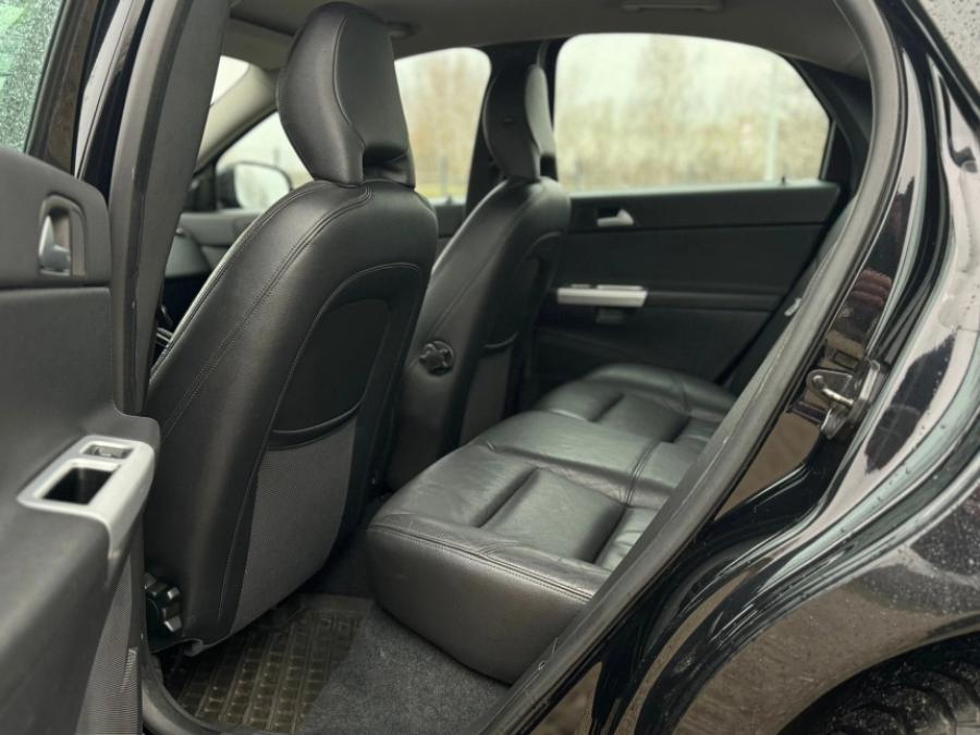 Black Volvo S40 2011 in Riga, with an engine capacity of 1.60 L and mileage of 247 thousand km for 5500 €, photo 9 on AUTOMOTO.COM.LV