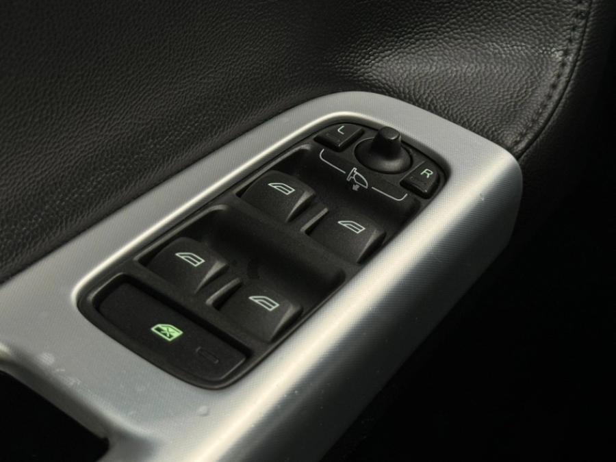 Black Volvo S40 2011 in Riga, with an engine capacity of 1.60 L and mileage of 247 thousand km for 5500 €, photo 16 on AUTOMOTO.COM.LV