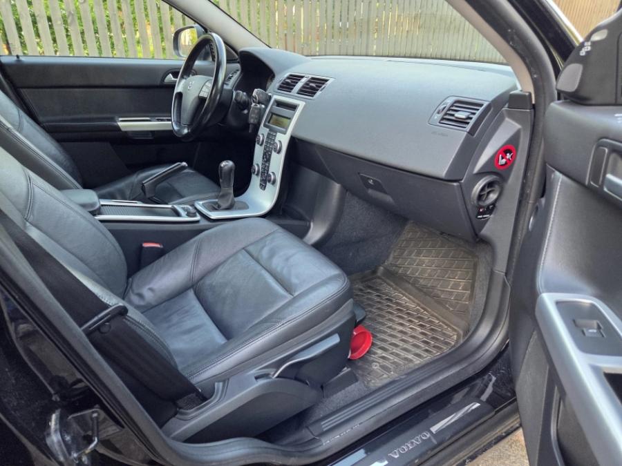 Black Volvo S40 2011 in Riga, with an engine capacity of 1.60 L and mileage of 247 thousand km for 5500 €, photo 18 on AUTOMOTO.COM.LV