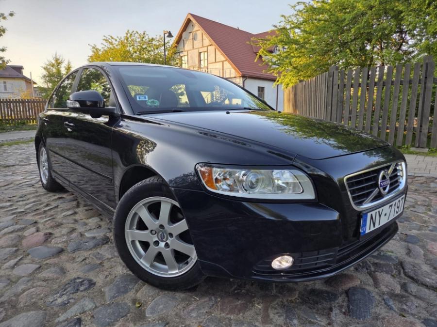 Black Volvo S40 2011 in Riga, with an engine capacity of 1.60 L and mileage of 247 thousand km for 5500 €, photo 22 on AUTOMOTO.COM.LV